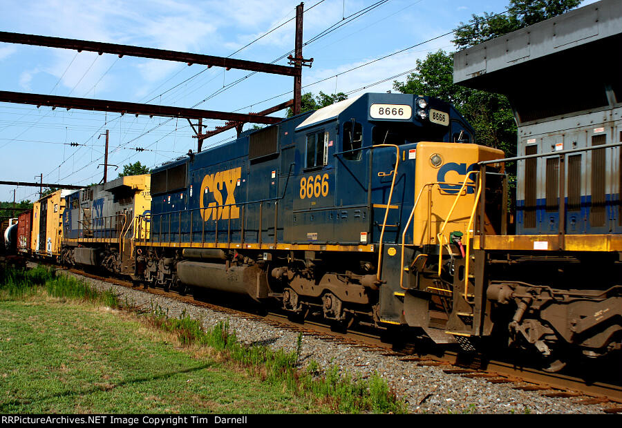 CSX 8666 on Q410
